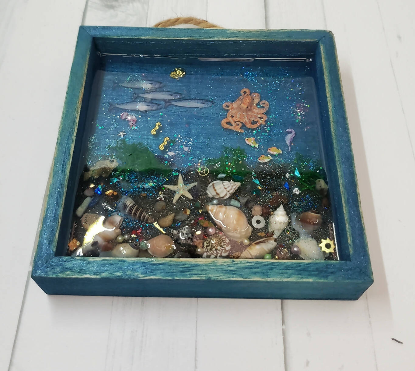 Beach cottage ocean decoration made with resin and natural seashell...